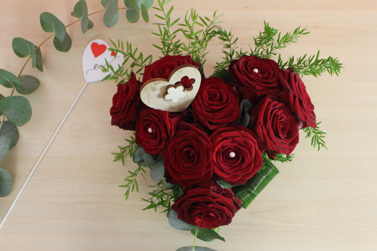 Composition de roses rouges en forme de cœur - La Fontaine Fleurie
