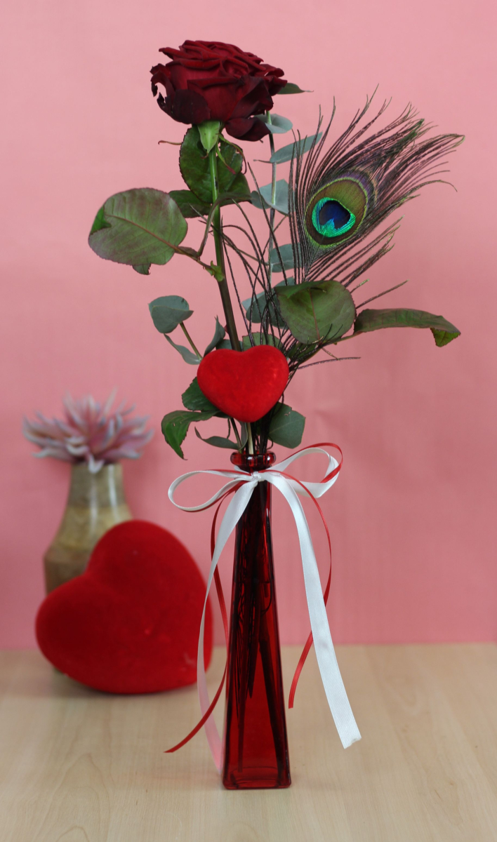 Composition Rose rouge et plume de paon- La Fontaine Fleurie